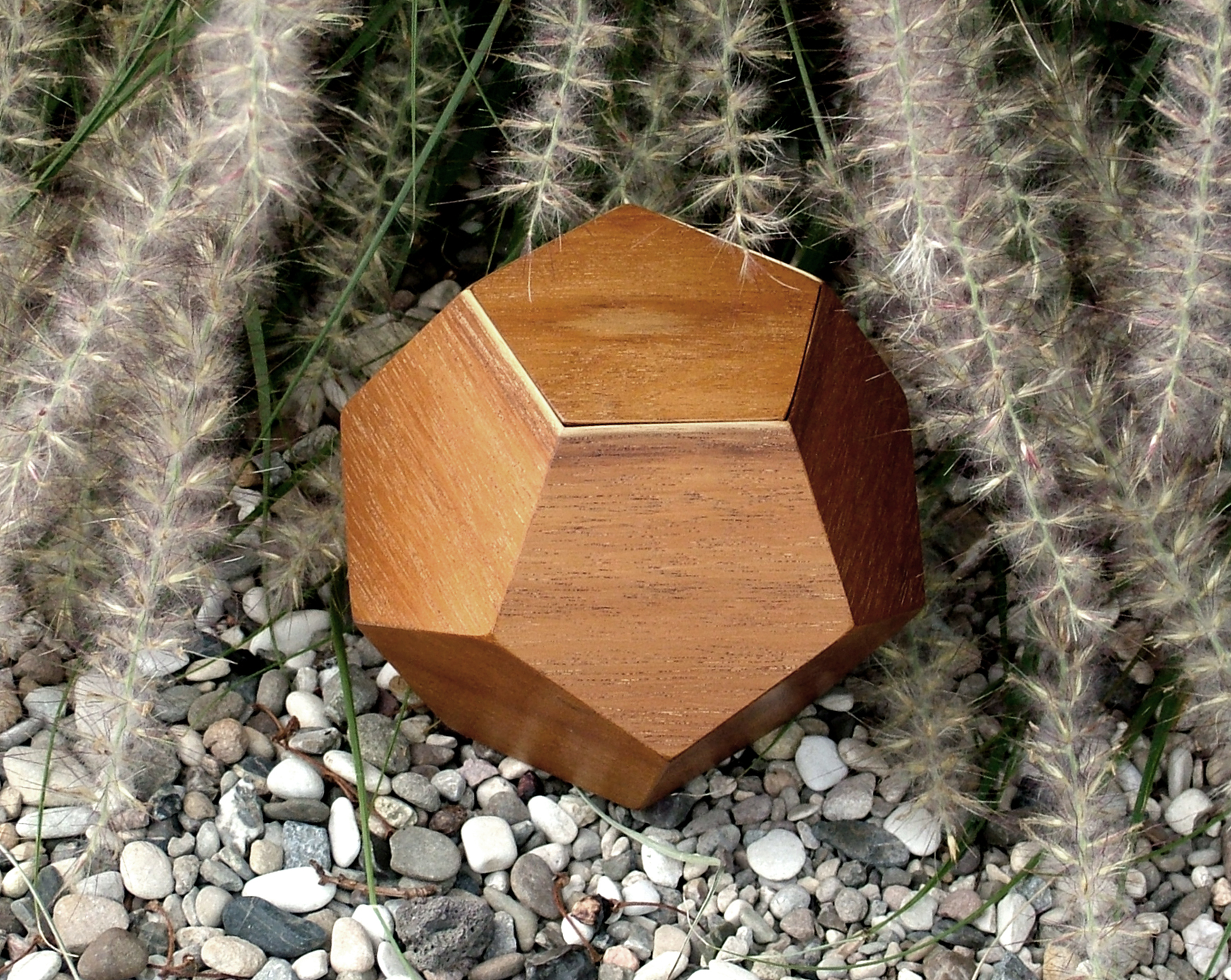 der holotron Meditations-Sitz und andere künstlerische Arbeiten.